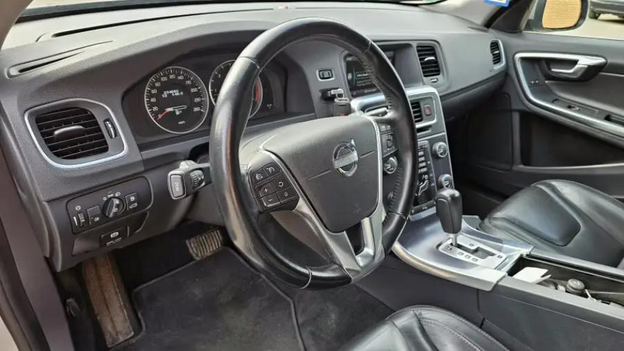 Pelēks Volvo V60 2012 Rīga, ar dzinēja tilpumu 2.00 L un nobraukumu 235 tūkst. km par 6550 €, foto 11 vietnē AUTOMOTO.COM.LV
