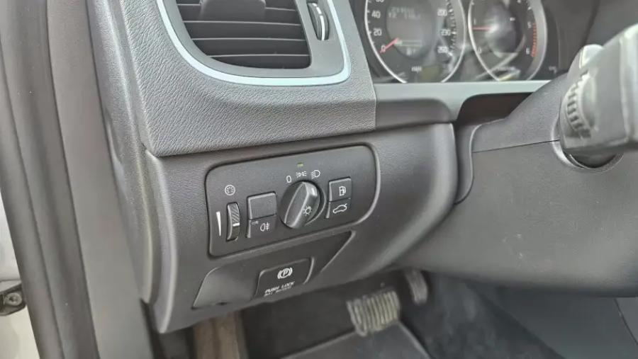 Pelēks Volvo V60 2012 Rīga, ar dzinēja tilpumu 2.00 L un nobraukumu 235 tūkst. km par 6550 €, foto 12 vietnē AUTOMOTO.COM.LV