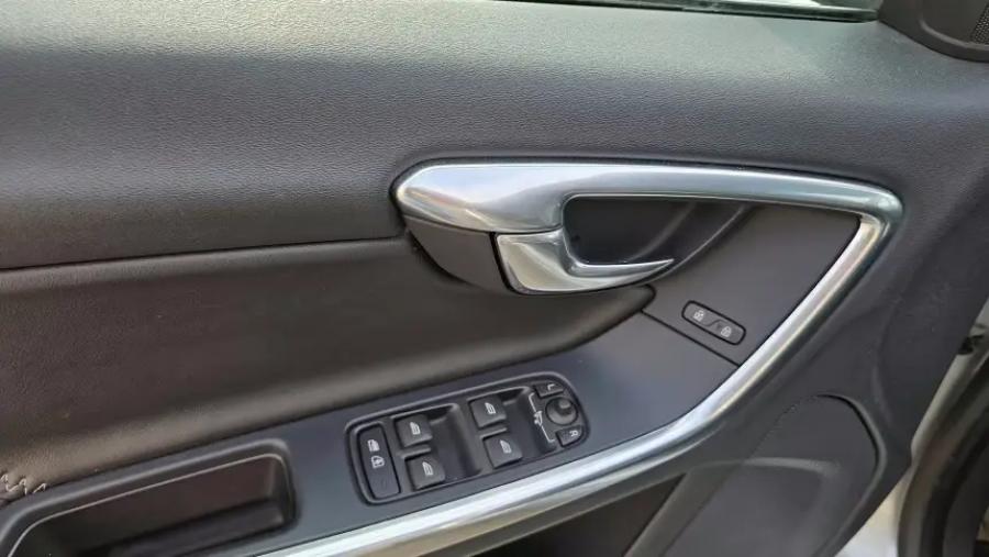 Pelēks Volvo V60 2012 Rīga, ar dzinēja tilpumu 2.00 L un nobraukumu 235 tūkst. km par 6550 €, foto 14 vietnē AUTOMOTO.COM.LV