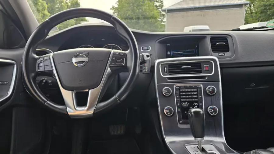 Pelēks Volvo V60 2012 Rīga, ar dzinēja tilpumu 2.00 L un nobraukumu 235 tūkst. km par 6550 €, foto 15 vietnē AUTOMOTO.COM.LV