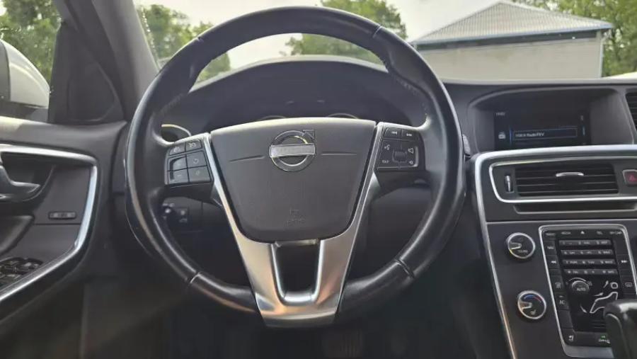 Pelēks Volvo V60 2012 Rīga, ar dzinēja tilpumu 2.00 L un nobraukumu 235 tūkst. km par 6550 €, foto 16 vietnē AUTOMOTO.COM.LV