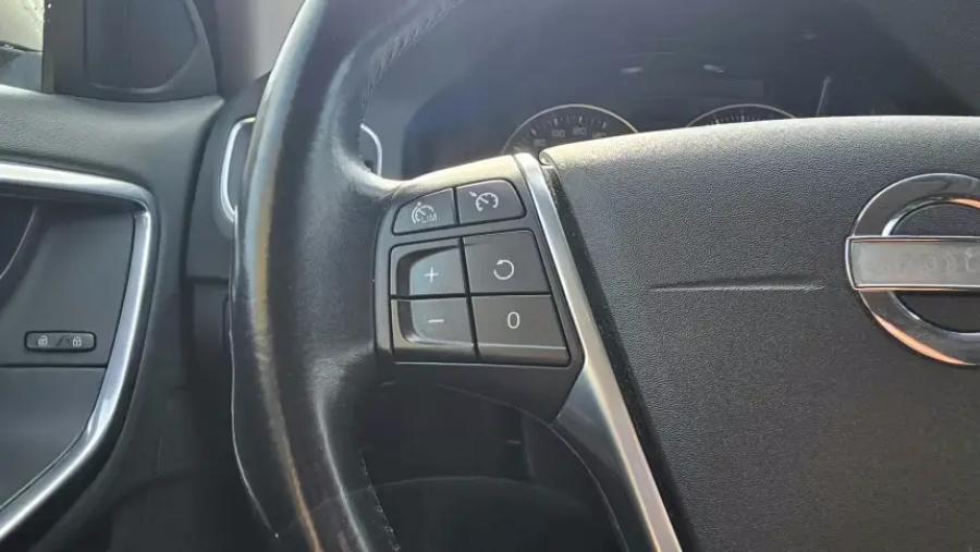 Pelēks Volvo V60 2012 Rīga, ar dzinēja tilpumu 2.00 L un nobraukumu 235 tūkst. km par 6550 €, foto 18 vietnē AUTOMOTO.COM.LV