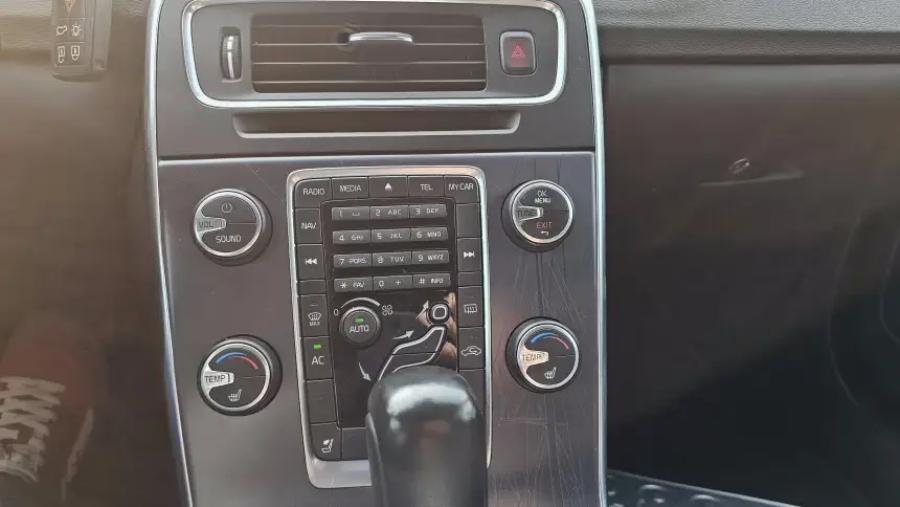 Pelēks Volvo V60 2012 Rīga, ar dzinēja tilpumu 2.00 L un nobraukumu 235 tūkst. km par 6550 €, foto 19 vietnē AUTOMOTO.COM.LV