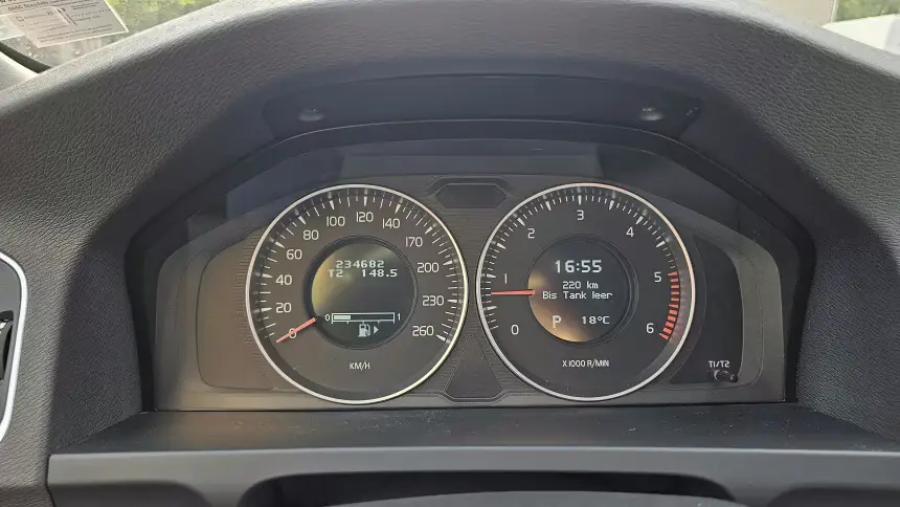 Pelēks Volvo V60 2012 Rīga, ar dzinēja tilpumu 2.00 L un nobraukumu 235 tūkst. km par 6550 €, foto 23 vietnē AUTOMOTO.COM.LV