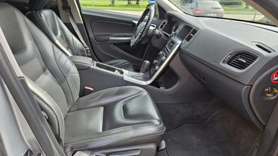 Pelēks Volvo V60 2012 Rīga, ar dzinēja tilpumu 2.00 L un nobraukumu 235 tūkst. km par 6550 €, foto 25 vietnē AUTOMOTO.COM.LV
