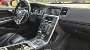 Pelēks Volvo V60 2012 Rīga, ar dzinēja tilpumu 2.00 L un nobraukumu 235 tūkst. km par 6550 €, foto 26 vietnē AUTOMOTO.COM.LV