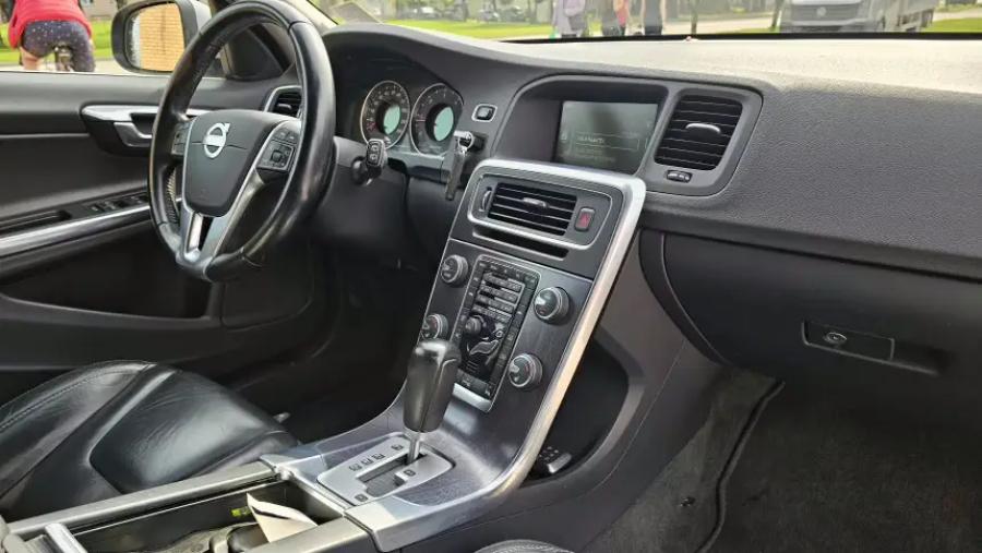Pelēks Volvo V60 2012 Rīga, ar dzinēja tilpumu 2.00 L un nobraukumu 235 tūkst. km par 6550 €, foto 26 vietnē AUTOMOTO.COM.LV