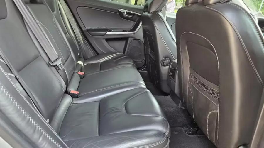 Pelēks Volvo V60 2012 Rīga, ar dzinēja tilpumu 2.00 L un nobraukumu 235 tūkst. km par 6550 €, foto 27 vietnē AUTOMOTO.COM.LV