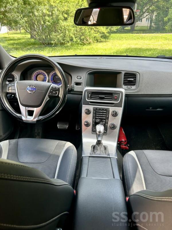 Grey Volvo V60 2012 in Talsi, with an engine capacity of 1.60 L and mileage of 317 thousand km for 4650 €, photo 7 on AUTOMOTO.COM.LV