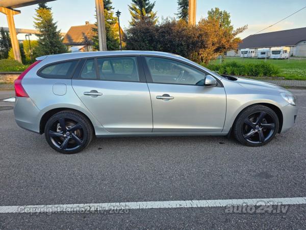 Grey Volvo V60 2012 in Paide, with an engine capacity of 2.00 L and mileage of 321 thousand km for 5890 €, photo 9 on AUTOMOTO.COM.LV