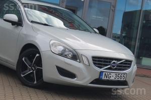 Pelēks Volvo V60 2012 Rīga, ar dzinēja tilpumu 2.00 L un nobraukumu 290 tūkst. km par 4999 €, foto  vietnē AUTOMOTO.COM.LV