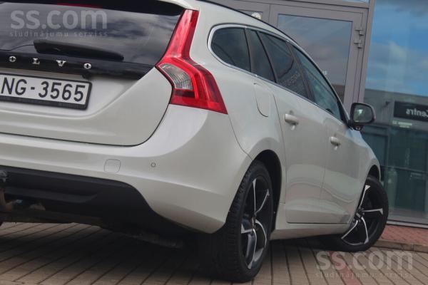 Pelēks Volvo V60 2012 Rīga, ar dzinēja tilpumu 2.00 L un nobraukumu 290 tūkst. km par 4999 €, foto 10 vietnē AUTOMOTO.COM.LV
