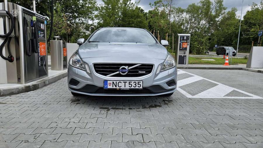 Grey Volvo V60 2012 in Vilnius, with an engine capacity of 2.00 L and mileage of 384 thousand km for 6300 €, photo 1 on AUTOMOTO.COM.LV