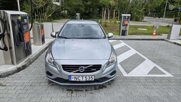 Grey Volvo V60 2012 in Vilnius, with an engine capacity of 2.00 L and mileage of 384 thousand km for 6300 €, photo 2 on AUTOMOTO.COM.LV