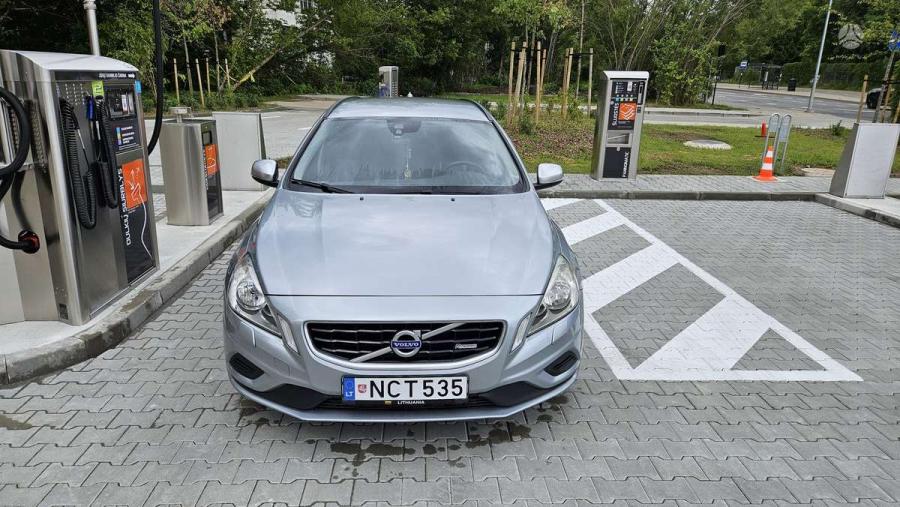 Grey Volvo V60 2012 in Vilnius, with an engine capacity of 2.00 L and mileage of 384 thousand km for 6300 €, photo 3 on AUTOMOTO.COM.LV