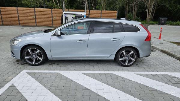 Grey Volvo V60 2012 in Vilnius, with an engine capacity of 2.00 L and mileage of 384 thousand km for 6300 €, photo 5 on AUTOMOTO.COM.LV