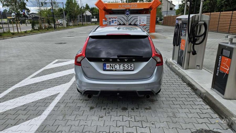 Grey Volvo V60 2012 in Vilnius, with an engine capacity of 2.00 L and mileage of 384 thousand km for 6300 €, photo 9 on AUTOMOTO.COM.LV