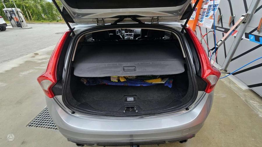 Grey Volvo V60 2012 in Vilnius, with an engine capacity of 2.00 L and mileage of 384 thousand km for 6300 €, photo 10 on AUTOMOTO.COM.LV