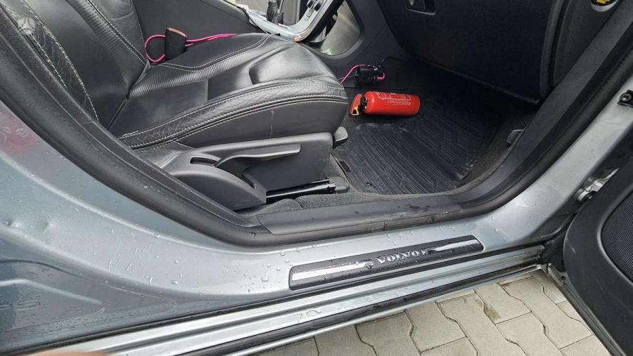 Grey Volvo V60 2012 in Vilnius, with an engine capacity of 2.00 L and mileage of 384 thousand km for 6300 €, photo 16 on AUTOMOTO.COM.LV
