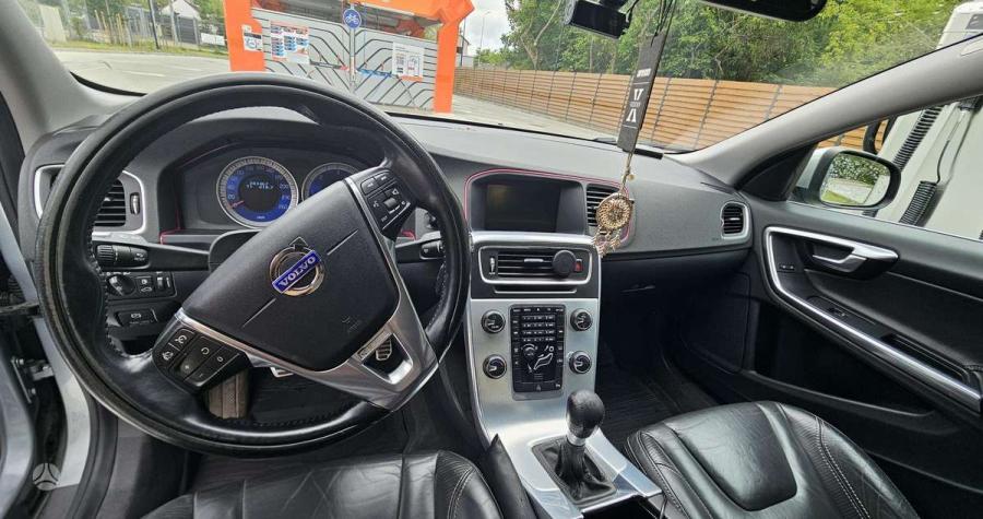 Grey Volvo V60 2012 in Vilnius, with an engine capacity of 2.00 L and mileage of 384 thousand km for 6300 €, photo 21 on AUTOMOTO.COM.LV