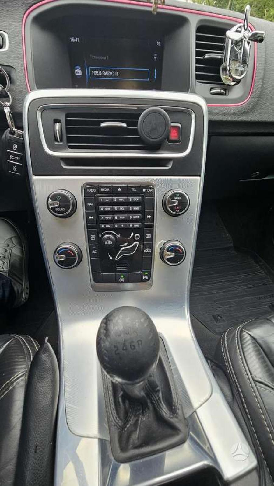 Grey Volvo V60 2012 in Vilnius, with an engine capacity of 2.00 L and mileage of 384 thousand km for 6300 €, photo 22 on AUTOMOTO.COM.LV