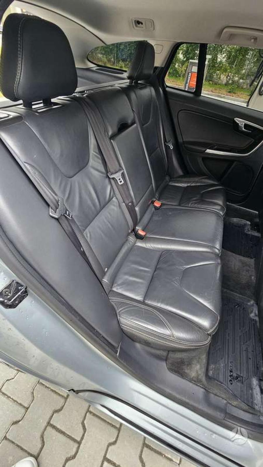 Grey Volvo V60 2012 in Vilnius, with an engine capacity of 2.00 L and mileage of 384 thousand km for 6300 €, photo 25 on AUTOMOTO.COM.LV