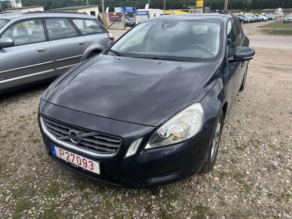Grey Volvo V60 2012 in Vilnius, with an engine capacity of 2.40 L and mileage of 220 thousand km for 5900 €, photo 2 on AUTOMOTO.COM.LV