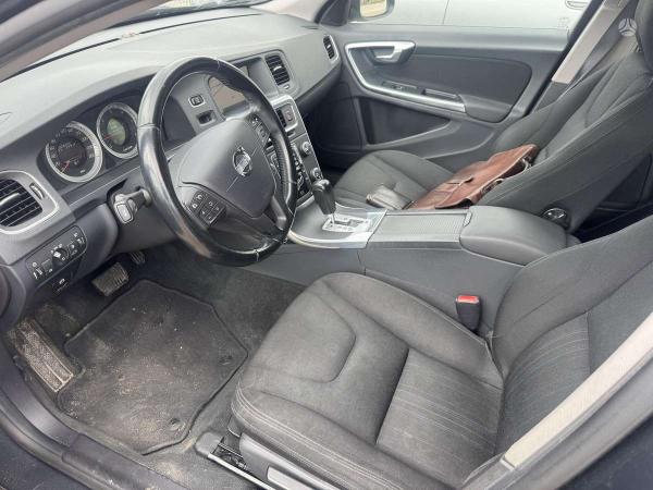 Grey Volvo V60 2012 in Vilnius, with an engine capacity of 2.40 L and mileage of 220 thousand km for 5900 €, photo 3 on AUTOMOTO.COM.LV