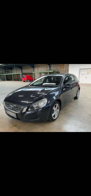 Pelēks Volvo V60 2012 Rīga, ar dzinēja tilpumu 2.00 L un nobraukumu 250 tūkst. km par 5950 €, foto  vietnē AUTOMOTO.COM.LV