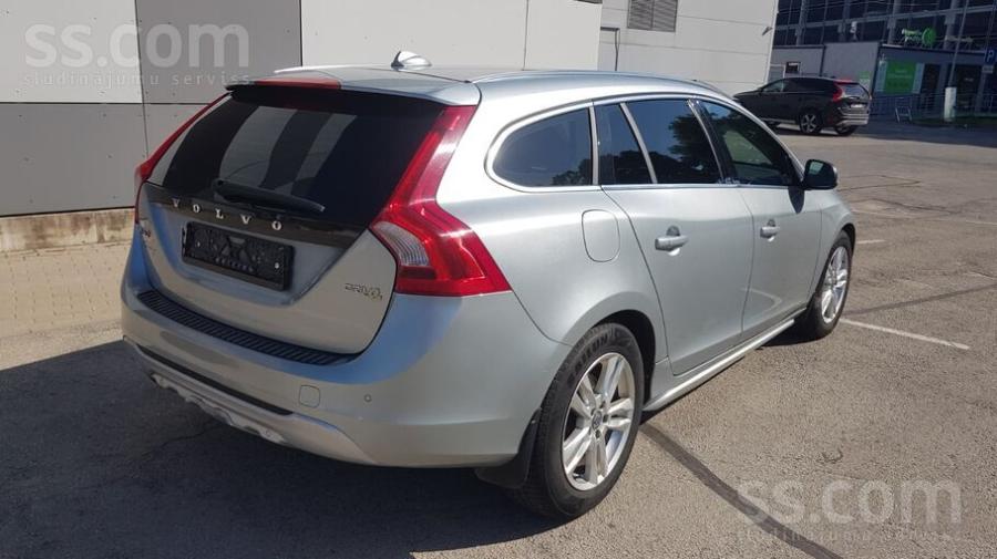 Pelēks Volvo V60 2012 Rīga, ar dzinēja tilpumu 1.60 L un nobraukumu 197 tūkst. km par 5300 €, foto 5 vietnē AUTOMOTO.COM.LV