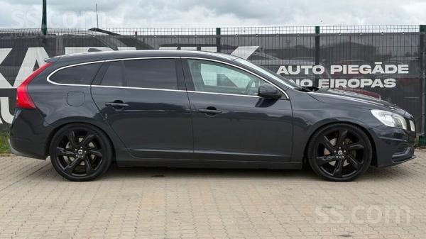 Grey Volvo V60 2012 in Liepaja, with an engine capacity of 2.40 L and mileage of 334 thousand km for 8250 €, photo 3 on AUTOMOTO.COM.LV