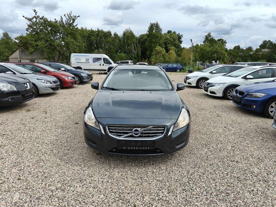 Grey Volvo V60 2012 in Vilnius, with an engine capacity of 1.56 L and mileage of 249 thousand km for 3750 €, photo 3 on AUTOMOTO.COM.LV