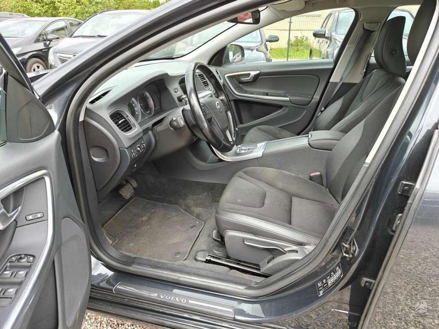 Grey Volvo V60 2012 in Vilnius, with an engine capacity of 1.56 L and mileage of 249 thousand km for 3750 €, photo 11 on AUTOMOTO.COM.LV