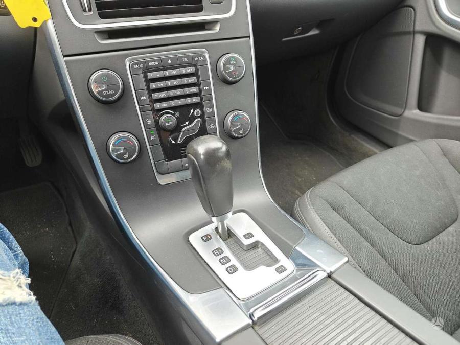 Grey Volvo V60 2012 in Vilnius, with an engine capacity of 1.56 L and mileage of 249 thousand km for 3750 €, photo 14 on AUTOMOTO.COM.LV