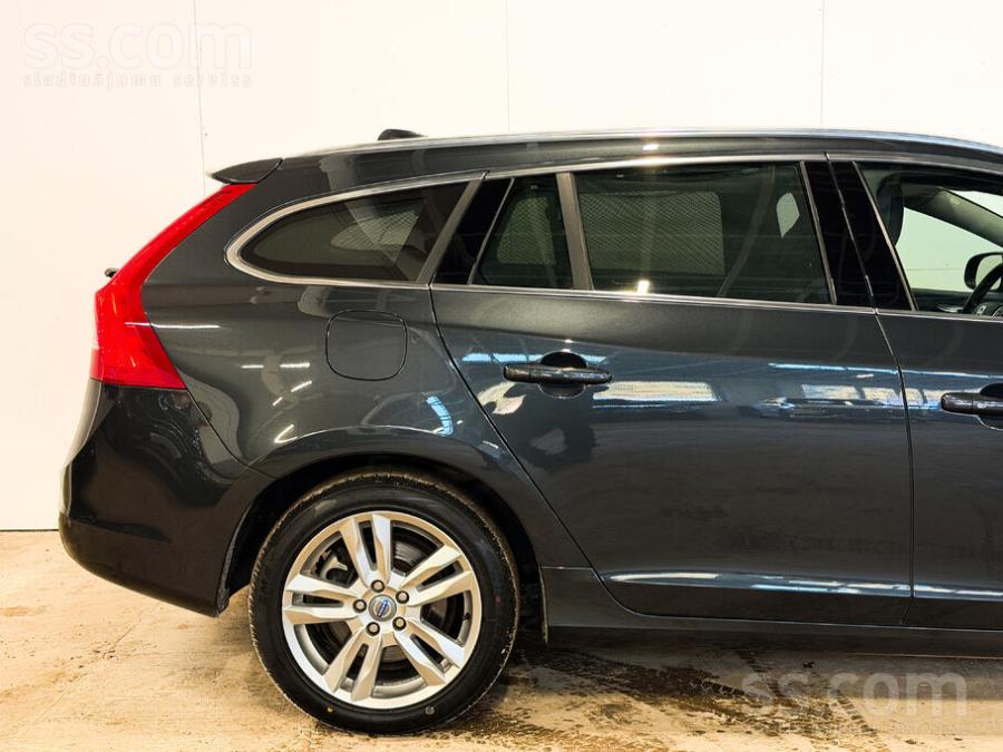 Pelēks Volvo V60 2012 Jūrmala, ar dzinēja tilpumu 2.00 L un nobraukumu 332 tūkst. km par 6495 €, foto 15 vietnē AUTOMOTO.COM.LV