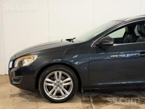 Pelēks Volvo V60 2012 Jūrmala, ar dzinēja tilpumu 2.00 L un nobraukumu 332 tūkst. km par 6495 €, foto 18 vietnē AUTOMOTO.COM.LV