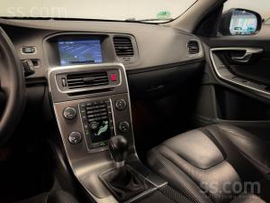Pelēks Volvo V60 2012 Jūrmala, ar dzinēja tilpumu 2.00 L un nobraukumu 332 tūkst. km par 6495 €, foto 23 vietnē AUTOMOTO.COM.LV