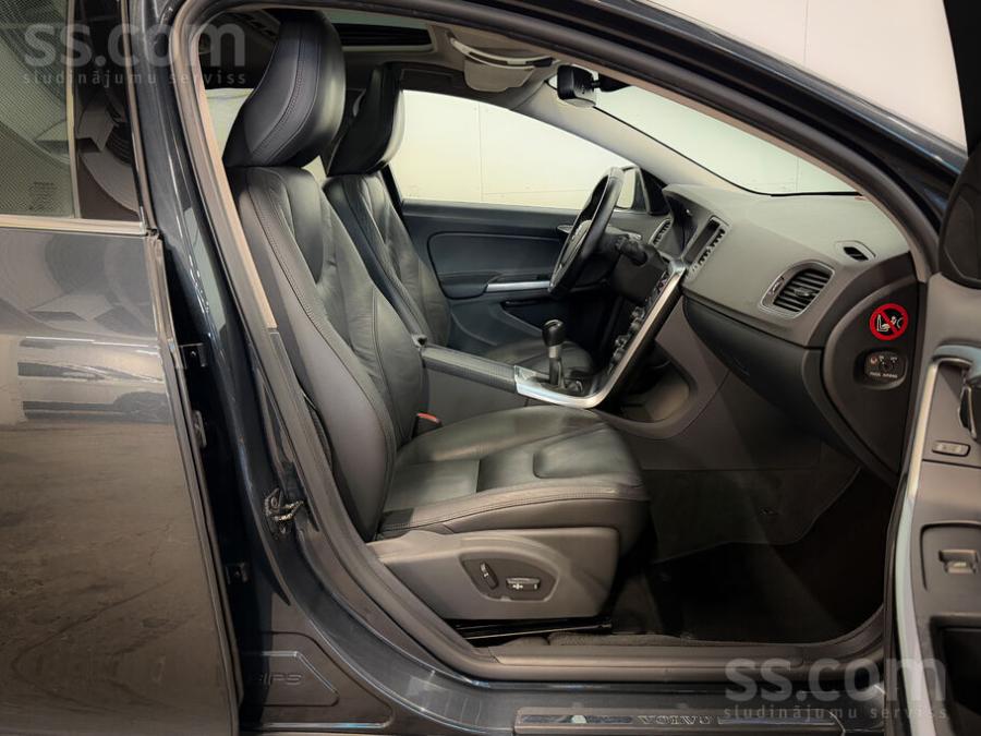 Pelēks Volvo V60 2012 Jūrmala, ar dzinēja tilpumu 2.00 L un nobraukumu 332 tūkst. km par 6495 €, foto 25 vietnē AUTOMOTO.COM.LV