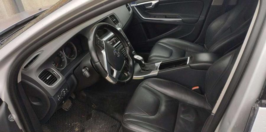 Grey Volvo V60 2012 in Kaunas, with an engine capacity of 1.98 L and mileage of 350 thousand km for 4200 €, photo 6 on AUTOMOTO.COM.LV