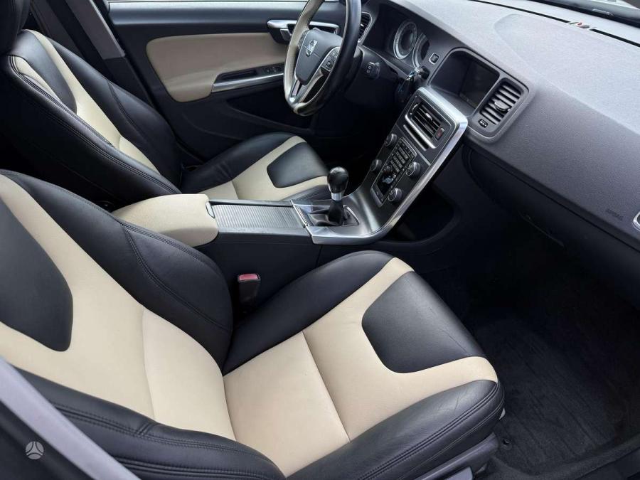 Grey Volvo V60 2012 in Kaunas, with an engine capacity of 1.56 L and mileage of 288 thousand km for 4950 €, photo 3 on AUTOMOTO.COM.LV
