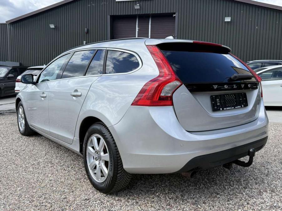 Grey Volvo V60 2012 in Kaunas, with an engine capacity of 1.56 L and mileage of 288 thousand km for 4950 €, photo 4 on AUTOMOTO.COM.LV
