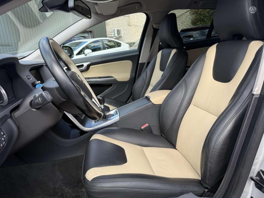 Grey Volvo V60 2012 in Kaunas, with an engine capacity of 1.56 L and mileage of 288 thousand km for 4950 €, photo 14 on AUTOMOTO.COM.LV