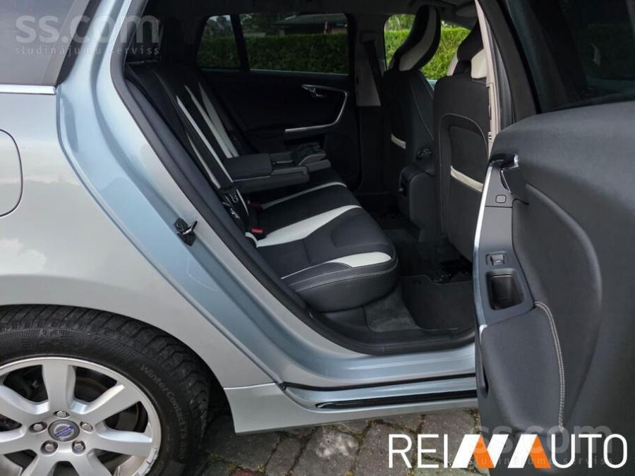 Pelēks Volvo V60 2012 Rīga, ar dzinēja tilpumu 2.00 L un nobraukumu 390 tūkst. km par 6350 €, foto 14 vietnē AUTOMOTO.COM.LV