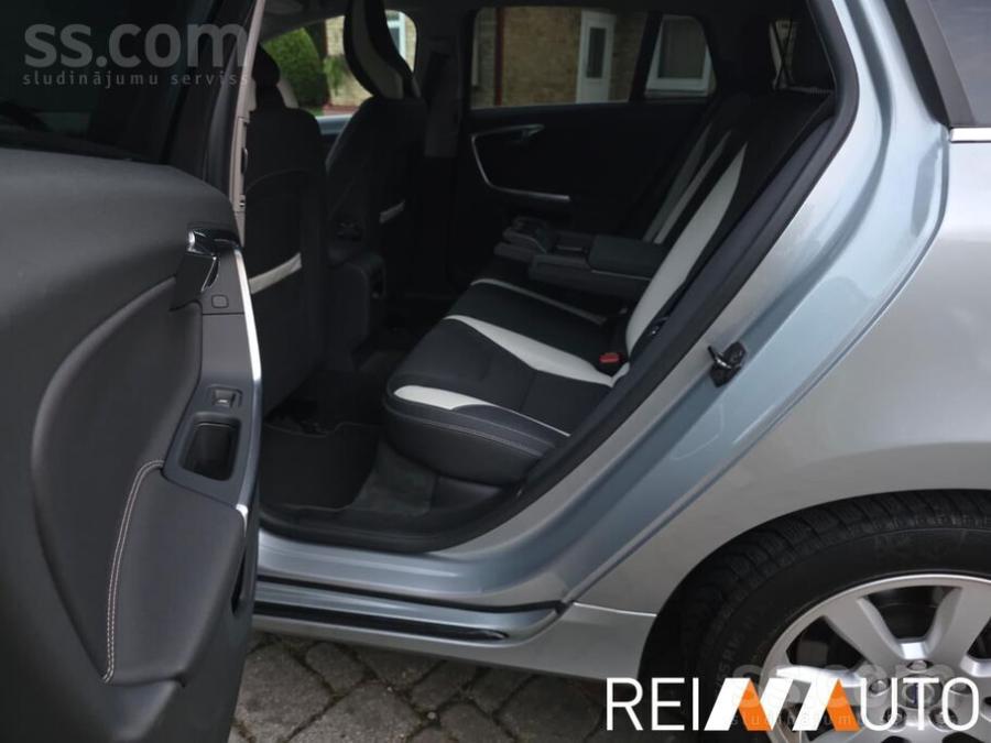 Pelēks Volvo V60 2012 Rīga, ar dzinēja tilpumu 2.00 L un nobraukumu 390 tūkst. km par 6350 €, foto 17 vietnē AUTOMOTO.COM.LV