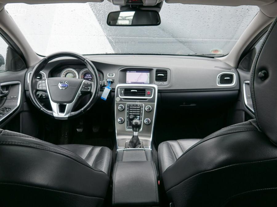 Grey Volvo V60 2012 in Ramuciai, with an engine capacity of 1.60 L and mileage of 219 thousand km for 5450 €, photo 3 on AUTOMOTO.COM.LV