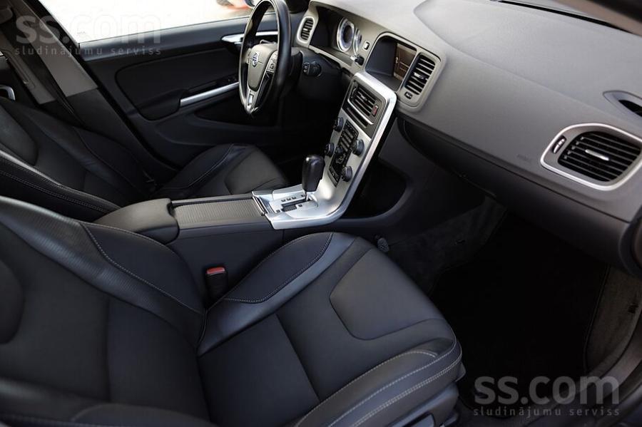 Pelēks Volvo V60 2012 Tukums, ar dzinēja tilpumu 2.00 L un nobraukumu 273 tūkst. km par 6790 €, foto 12 vietnē AUTOMOTO.COM.LV