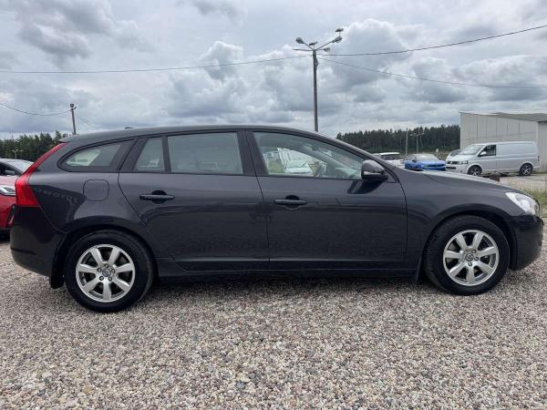 Grey Volvo V60 2012 in Vilnius, with an engine capacity of 2.40 L and mileage of 219 thousand km for 5950 €, photo 5 on AUTOMOTO.COM.LV