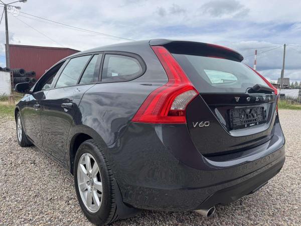 Grey Volvo V60 2012 in Vilnius, with an engine capacity of 2.40 L and mileage of 219 thousand km for 5950 €, photo 9 on AUTOMOTO.COM.LV