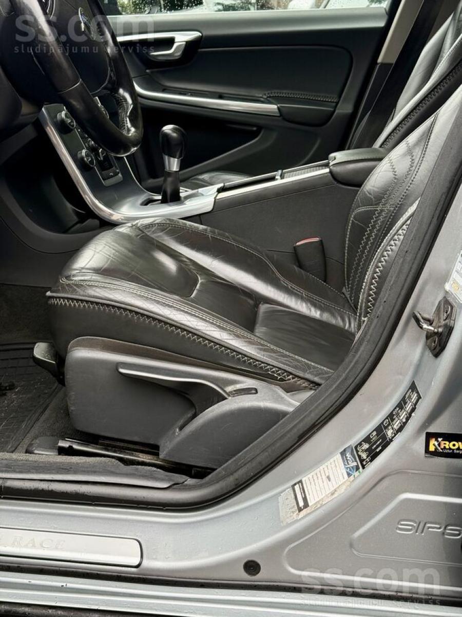 Pelēks Volvo V60 2012 Rīga, ar dzinēja tilpumu 2.00 L un nobraukumu 0 tūkst. km par 4200 €, foto 6 vietnē AUTOMOTO.COM.LV