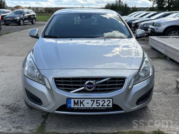Pelēks Volvo V60 2012 Rīga, ar dzinēja tilpumu 2.00 L un nobraukumu 267 tūkst. km par 4700 €, foto 3 vietnē AUTOMOTO.COM.LV